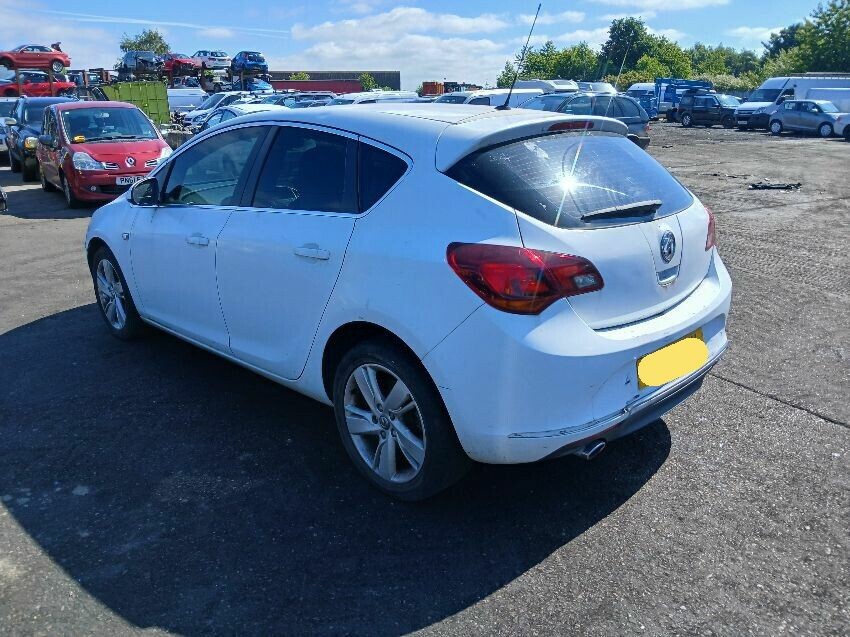 Used 2015 VAUXHALL ASTRA for sale at online auction | RAW2K